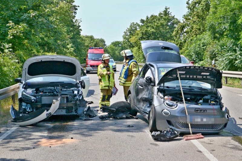 Unfall mit drei beteiligten Fahrzeugen fordert mehrere Verletzte [ Einsatzbericht ...