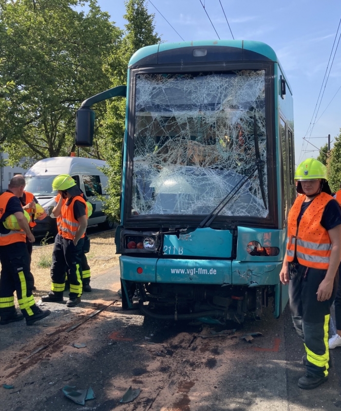 Unfall zwischen Linienbus und Straßenbahn - sechs Personen verletzt [ Einsatzbericht / Frankfurt ...