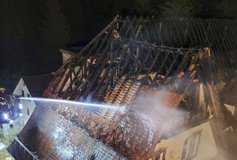Offener Dachstuhlbrand - Keine verletzte Personen [ Einsatzbericht / Schömberg ]