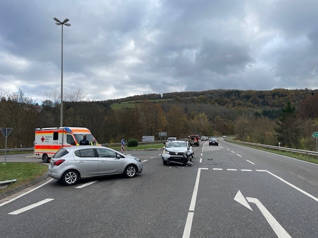 Zwei Leichtverletzte bei Unfall auf der B48 [ Einsatzbericht / Rockenhausen Donnersbergkreis ]
