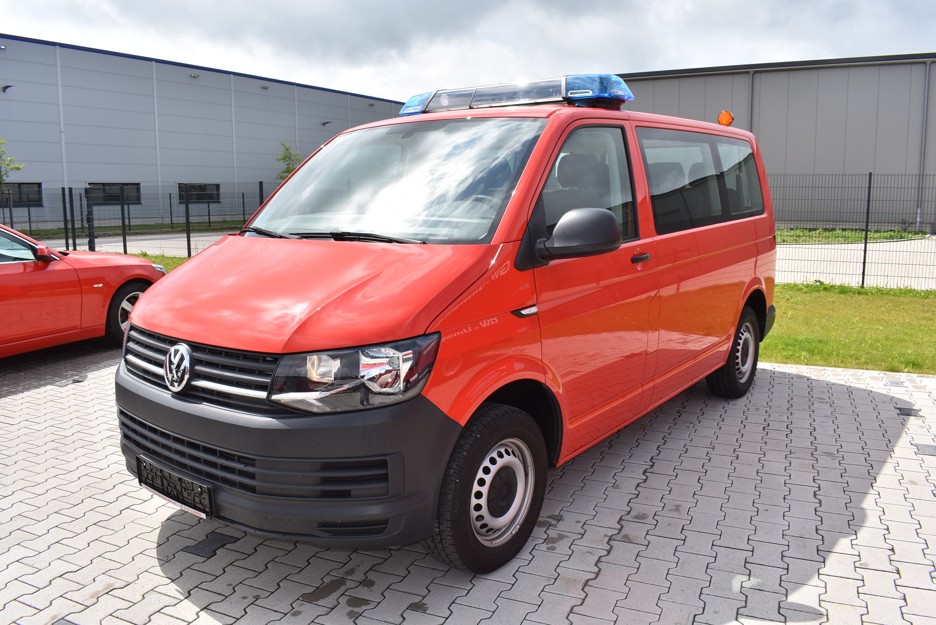 Gebrauchtfahrzeug neuwertiger Volkswagen T6 2.0 TDI Caravelle Schaltgetriebe Feuerwehr MTW 9-Sitzer